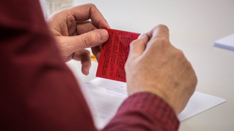 Tarjeta Roja | ¿Qué es? ¿Cómo solicitarla? Requisitos para Tarjeta Roja